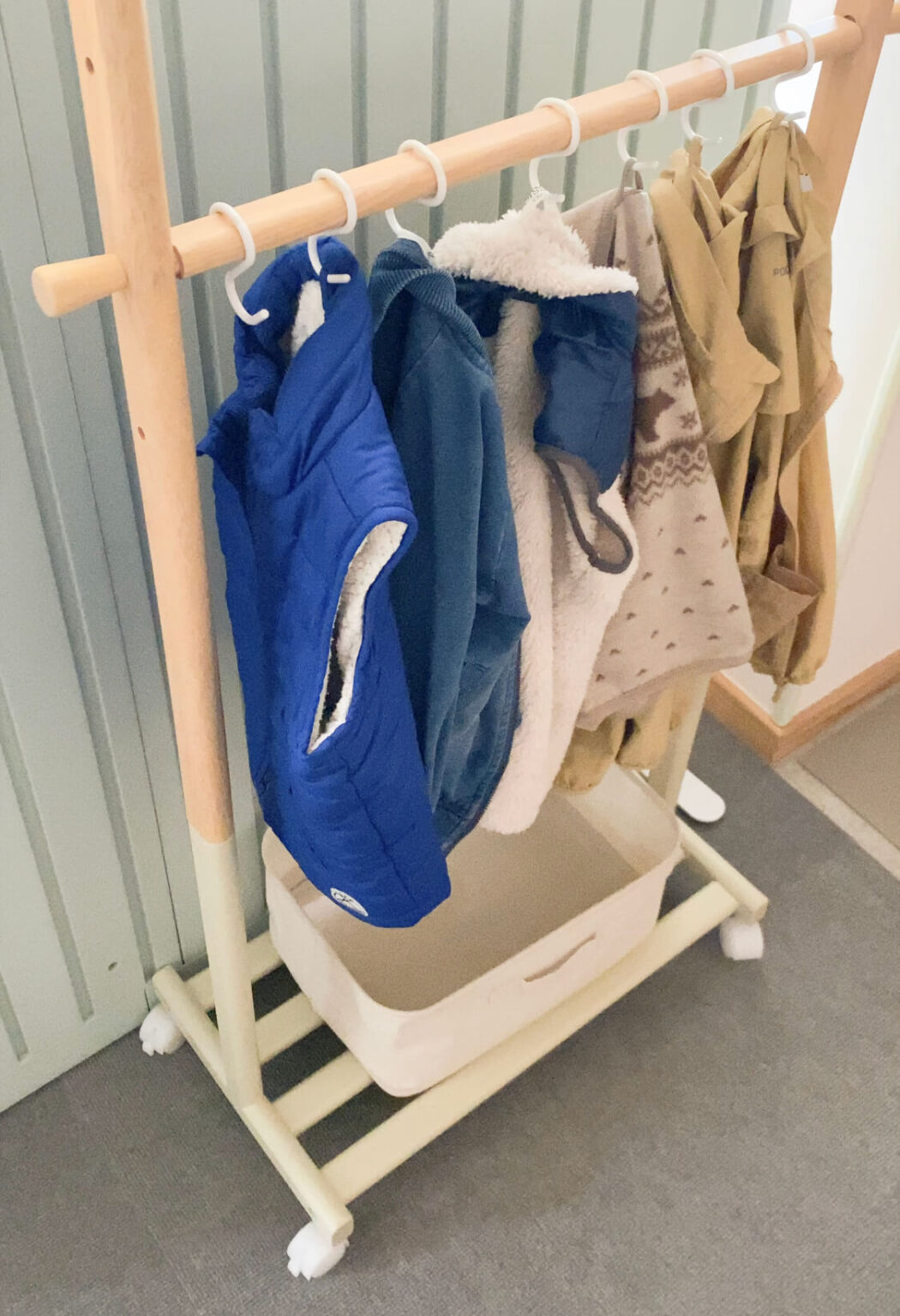 子どもの身支度コーナー。キッズハンガーを設置してみた | くらのら